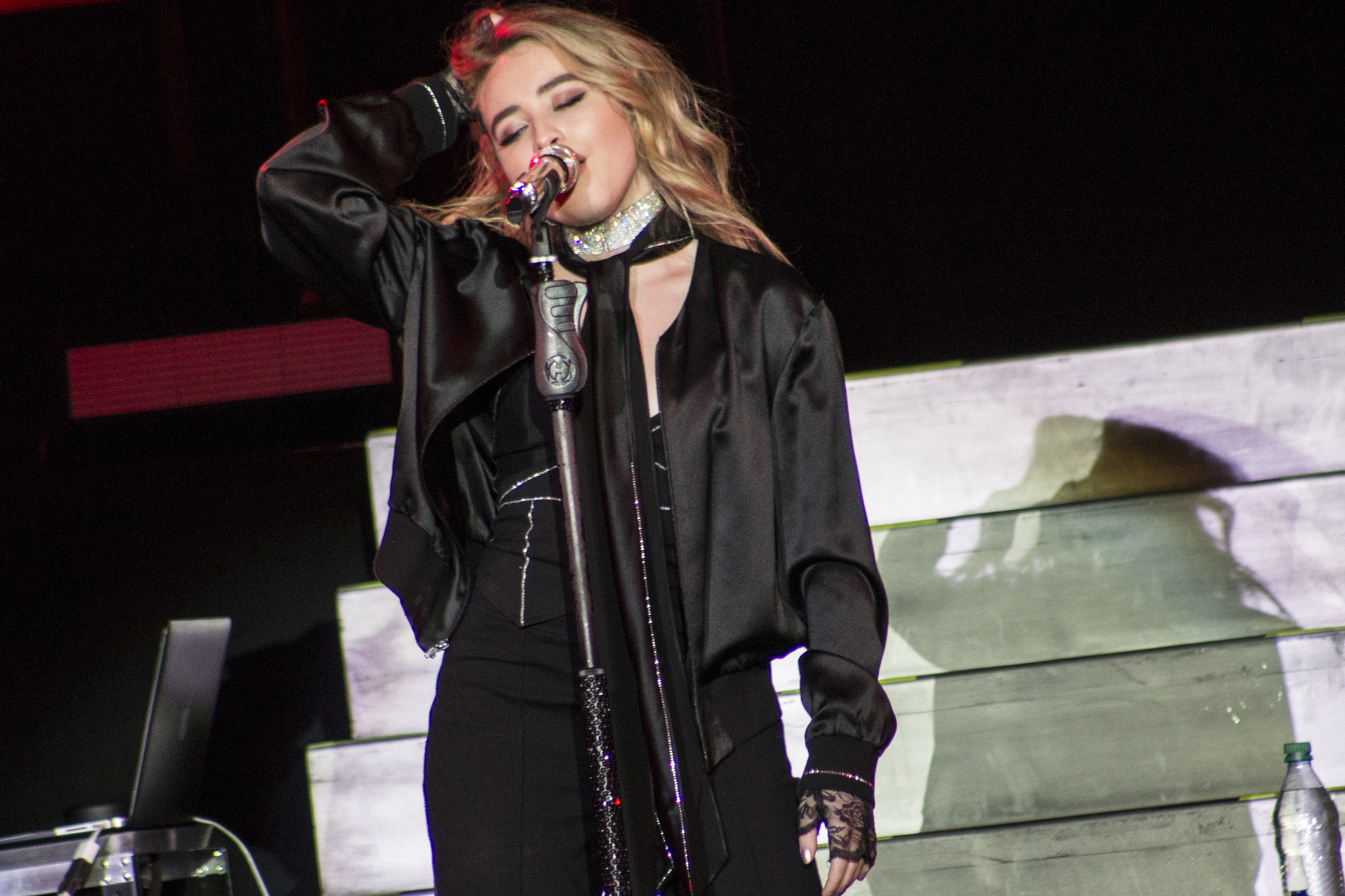 Photos: Sabrina Carpenter Takes a DE-TOUR at the Wisconsin State Fair ...