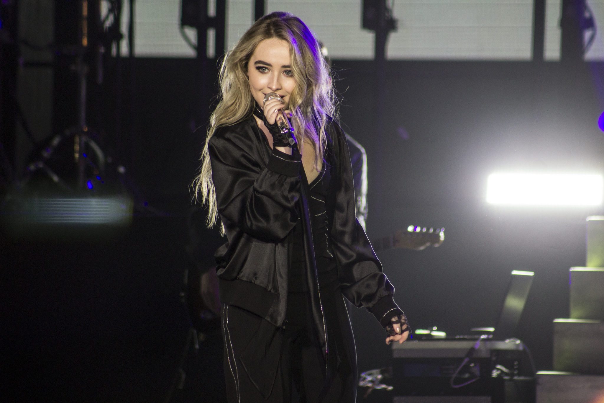 Photos: Sabrina Carpenter Takes a DE-TOUR at the Wisconsin State Fair ...