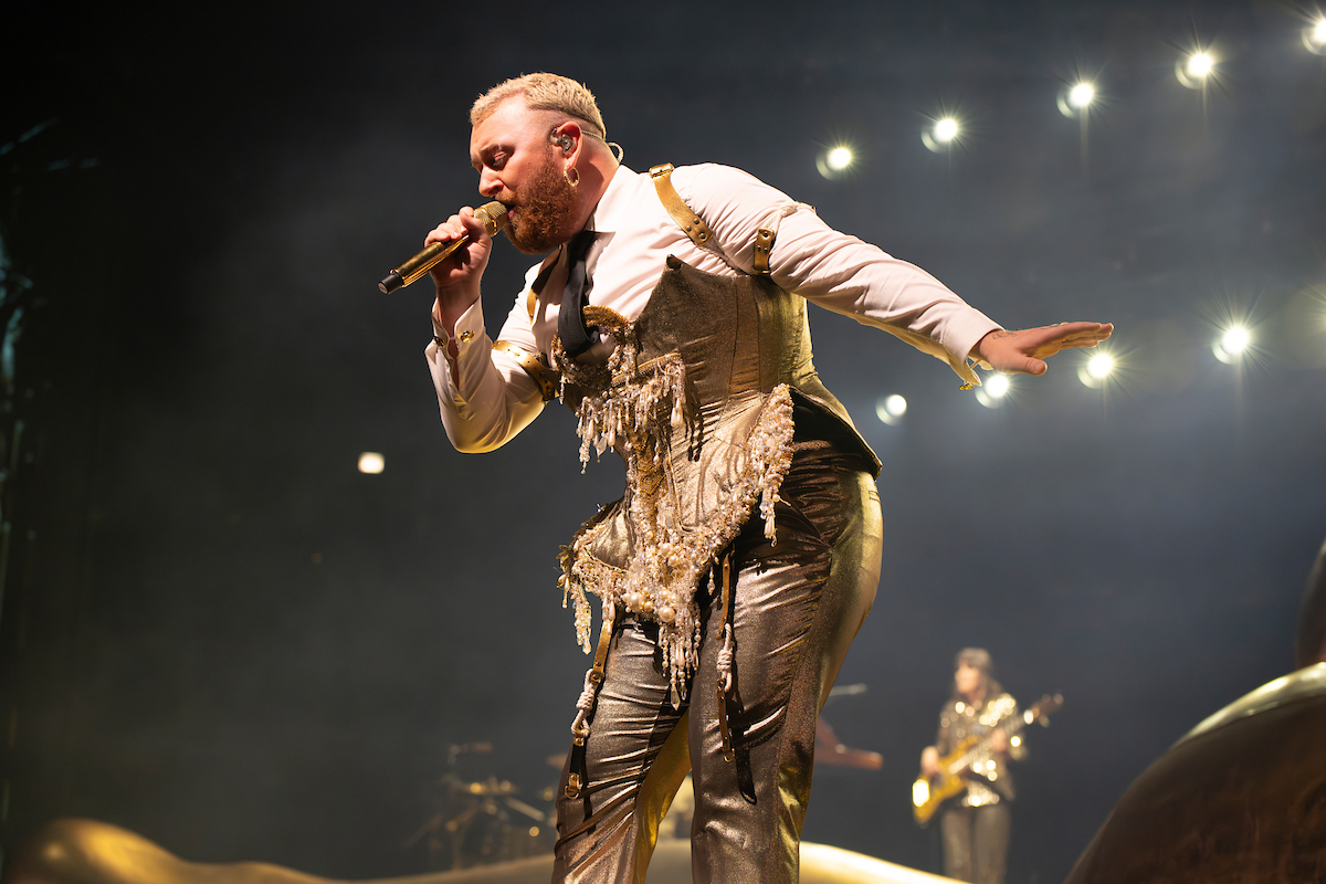 Photos: Sam Smith Brings “Gloria The Tour” to Chicago’s United Center ...