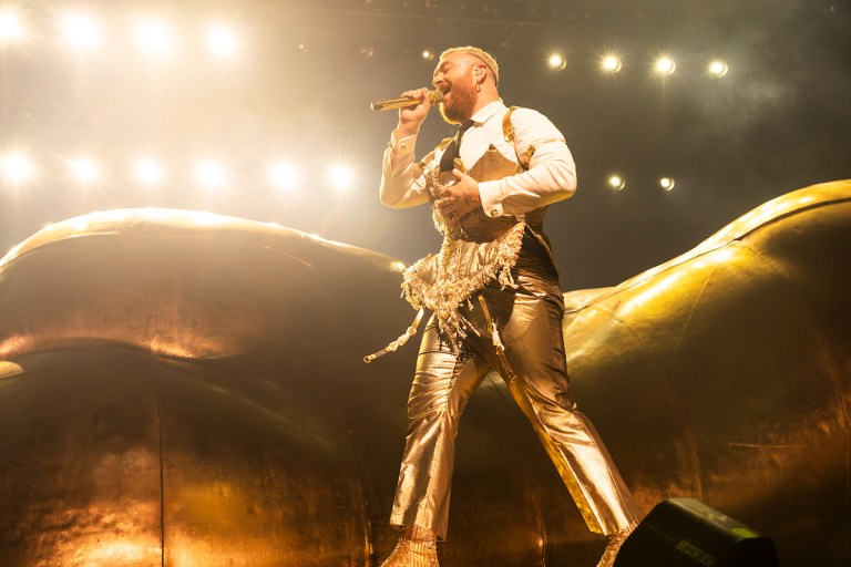 Photos: Sam Smith Brings “Gloria The Tour” to Chicago’s United Center ...