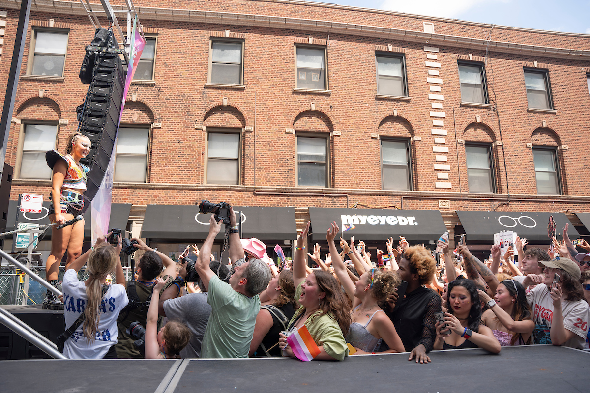 Photos: JoJo Siwa Takes On Chicago Pride Fest with Viral Worthy ...